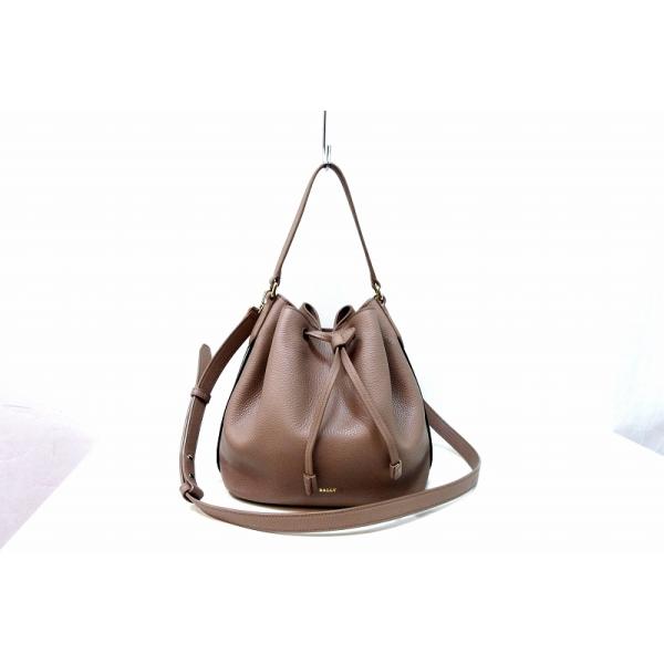 BALLY バリー【商品名】BLYSS.O　2WAY 巾着型 レザー バケットバッグ サイドライン 【カラー】トープ【商品説明】ハンドバッグ、ショルダーバッグメイン口：巾着タイプ2025年5月 バリー 軽井沢 購入品【サイズ】W ・22ｃｍ...