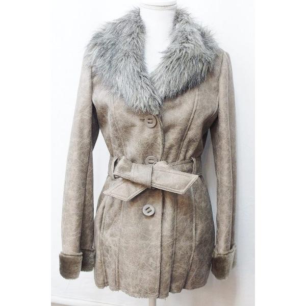 【商品名】TRUCCO トゥルッコ　コート　ファー 【カラー】グレージュ系【サイズ】サイズ表記 ： 38・ 肩幅40(平置) ・ 身幅49 ・ 袖丈63 ・ 着丈72【素材】表地：ポリエステル75％　アクリル25％【季節の目安】冬物【付属品...