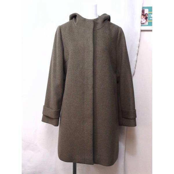 【商品名】MERION　フードコート 【カラー】オリーブカーキ【サイズ】サイズ表記 ： 9・ 肩幅38(平置) ・ 身幅50 ・ 袖丈60 ・ 着丈85【素材】表地：毛49％　ポリエステル38％　アクリル8％　ナイロン3％　綿1％　レーヨン...