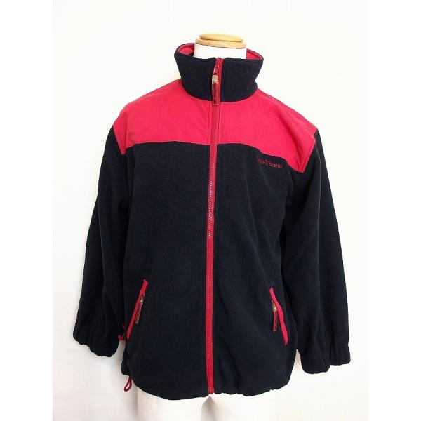 【商品名】Equi-Theme　スタンドカラー　アウター　フリース 【カラー】ブラック/レッド【サイズ】サイズ表記 ： XS・ 肩幅(平置)48 ・ 身幅53 ・ 袖丈55 ・ 着丈69.5【備考】両サイドにポケット有り。【素材】ポリエステ...