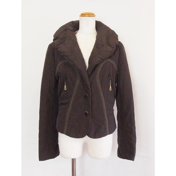 【商品名】ILARY　中綿　ジャケット　*袖・首汚れ 【カラー】ダークブラウン【サイズ】サイズ表記 ： 40・ 肩幅39(平置) ・ 身幅46 ・ 袖丈61 ・ 着丈55【素材】ナイロン53％　コットン41％　スチール6％【季節の目安】冬物...