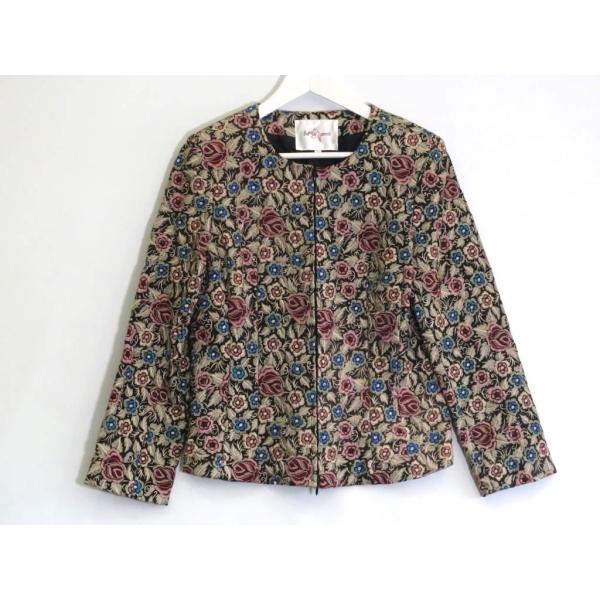 【商品名】Poil de carotte　総柄　バラ刺繍　ノーカラージャケット ジュピターショップチャンネル 【カラー】ブラック|マルチカラー【商品説明】ジップアップファスナーが壊れていてしまりません。【サイズ】サイズ表記 ： ・11身幅(...