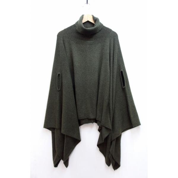 【商品名】【08Mab ゼロハチマブ】 ニットケープ タートル ポンチョ レディース キャメルアシンメトリー 24AW 【カラー】カーキグリーン【国内定価】9,790円【サイズ】サイズ表記 ： Fゆき丈39(平置) ・ 袖口11  着丈 ・...