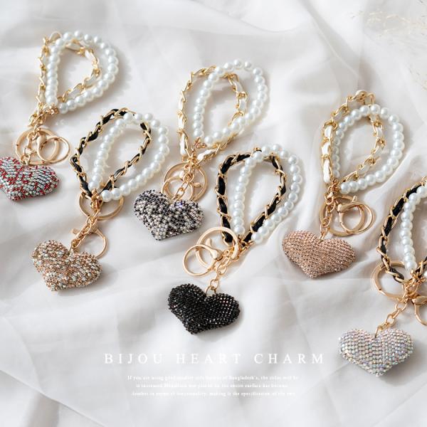 ビジューハートバッグチャームキラキラ輝くハートがアクセントのバッグチャーム。ぷっくりしたシルエットのビジューが敷き詰められたハートを、パールとフェイクレザーが編み込まれたチェーンが引き立てます。家族や友達、恋人へのプレゼントに。シンプルなバ...