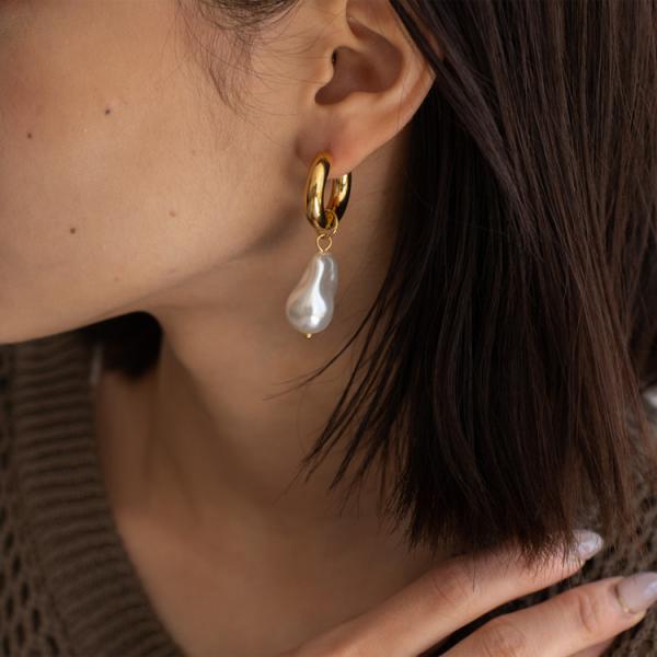 ■サイズ等●サイズ：直径 約2cm、幅 約4.9cm、モチーフ 約3cm●重量：約9g（片耳）●素材：ステンレス（K18コーティング）・プラスチックパール[カラー]ゴールド■ピアスポストは非常に繊細で、強い力を加えると折れてしまう可能性がご...