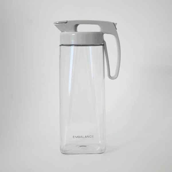 レバーの上下でフタの開閉ができます。フタとパッキンが一体化したお手入れ簡単・清潔なシームレスピッチャーです。フタが 1.6Lと2.1Lで同じ大きさの為、共用可能です。水・お茶・コーヒー・ジュース・出汁などにご利用ください。※エンバランスピッ...