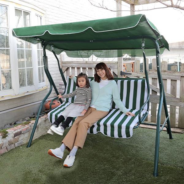 自分だけのブランコ。そんな夢のような時間を大切ば人と共にお楽しみください。シェードの角度調整が可能です。幅1700mm×奥行1050-1100mm×高さ1530-2000mm座面サイズ　1315×440mm背もたれサイズ　1315×450m...