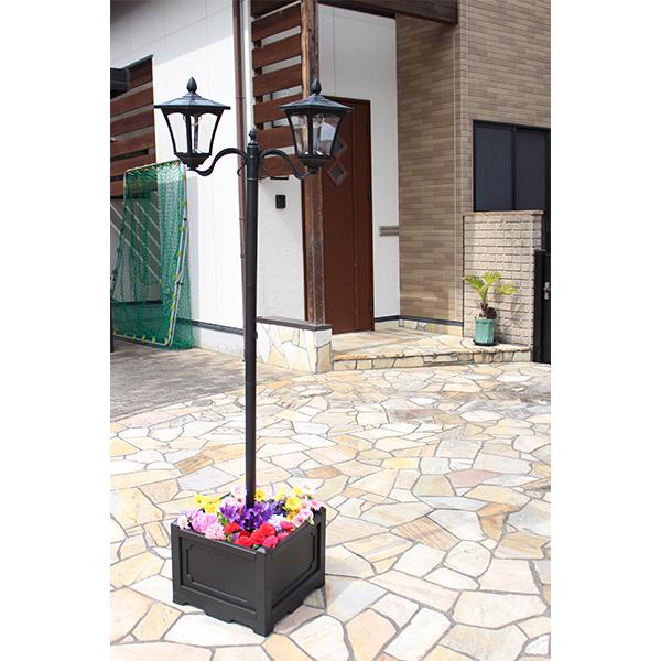 植木鉢付きのソーラー街灯です。2灯：幅530mm×奥行415mm×高さ1840mmプランター　418×418×310mmライト部サイズ　178×178×280mm街灯部：ABS樹脂街灯部（透明部）：ポリスチレン鉢：PP支柱：ステンレス