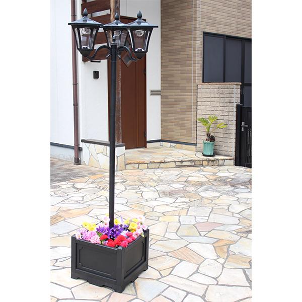 植木鉢付きのソーラー街灯です。豪華な３灯タイプ。3灯：幅530mm×奥行490mm×高さ1840mmプランター　418×418×310mmライト部サイズ　178×178×280mm街灯部：ABS樹脂街灯部（透明部）：ポリスチレン鉢：PP支柱...