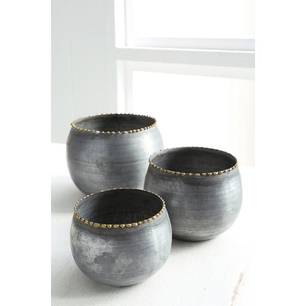 材質：スチール備考：New!Lサイズ：直径11×H8.5cmMサイズ：直径9.5×H7cmSサイズ：直径8×H5.8cm口径：L.9cm、M.7.9cm、S.6.6cm内底径：L.6.8cm、M.5.3cm、S.4.3cm深さL.8.5cm...