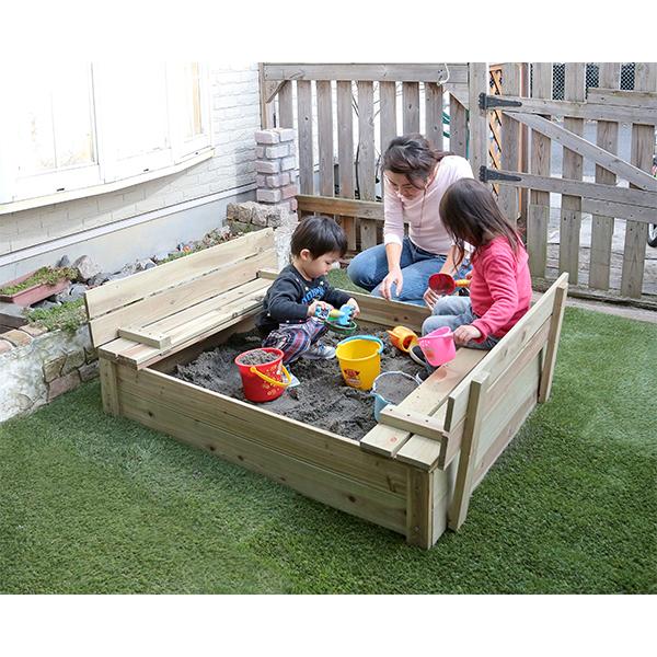 ずっと思い出に残るお城をつくりませんか？蓋を起こせば椅子として使用可能です。大：幅1180mm×奥行1000mm×高さ240mm　　砂場内寸　1150×930×205mm座面高250mm背もたれ使用時高さ395mm背もたれ長さ190mm有効...