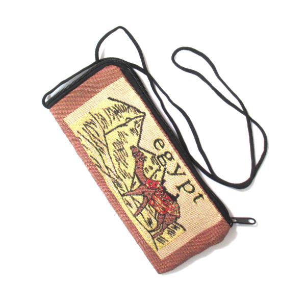 ＜エジプトの手作り布製の小物入れ・スマホケース＞●タイプについて下の商品説明の表にてお選び下さい。●サイズ：縦約21.5cm　横約8.5cm　マチ約1cm（ファスナー部分）　(手作りのためサイズが異なる場合がございます。ご了承ください)。●...