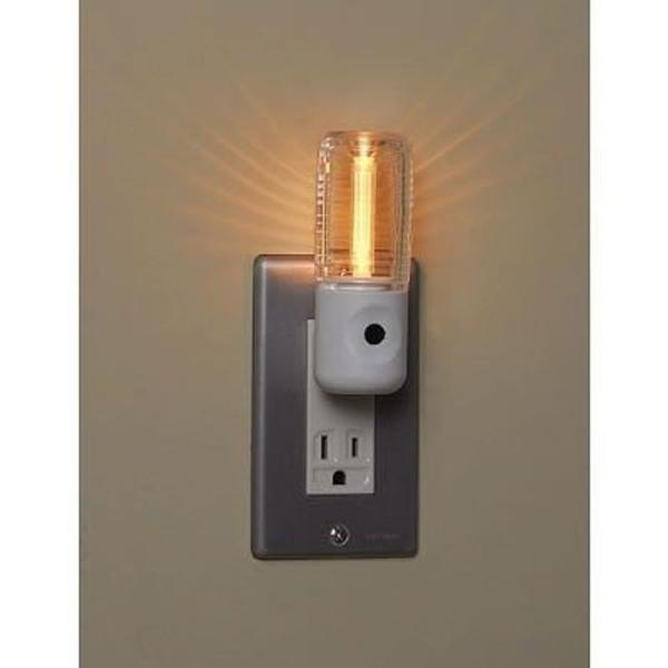 ■採寸アンバー色LED×1灯:特長●周囲が暗くなると光ります。●LEDを使用しているので、長寿命で消費電力も少なく大変経済的です。仕様●点灯方法:明暗センサー●使用電源:コンセント●本体サイズ(mm):W43×H100×D43●本体重量(g...