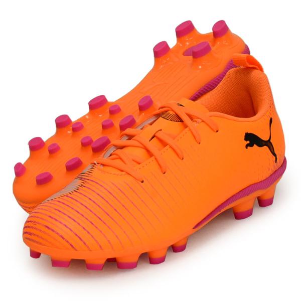 PUMA フューチャー 8 プレイ HG/AG + MID JRFUTURE 8 PLAYは軽量な合成アッパー、足への負担を和らげるEVAミッドソール、薄型のマルチスタッドアウトソールが特徴です。固い土や人工芝のグラウンドで優れたトラクショ...