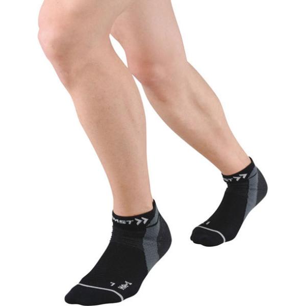 かかととアーチ部に独自の編み方を採用し、足底アーチへの負担を軽減。長時間の高いパフォーマンス維持をサポート。素材：綿、アクリル、ナイロン、ポリウレタン、ポリエステルカラー：ブラックサイズ：S（23.0〜25.0cm）