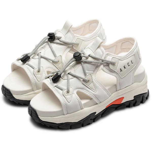 商品の説明アキクラシックの定番モデルのアーバントラッカーをテーマにした日本限定販売の厚底サンダル。素材・材質アッパー/合成皮革・合成繊維、アウトソール/ゴム底(EVA)機能原産国：ベトナムカラー名:CREAM