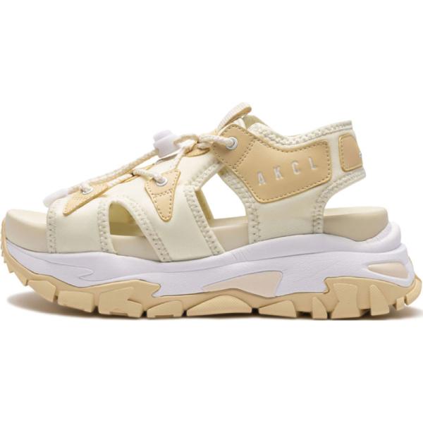 商品の説明アキクラシックの定番モデルのアーバントラッカーをテーマにした日本限定販売の厚底サンダル。素材・材質アッパー/合成皮革・合成繊維、アウトソール/ゴム底(EVA)機能原産国：ベトナムカラー名:EGG BEIGE