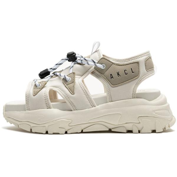 商品の説明アキクラシックの定番モデルのアーバントラッカーをテーマにした日本限定販売の厚底サンダル。素材・材質アッパー/合成皮革・合成繊維、アウトソール/ゴム底(EVA)機能原産国：ベトナムカラー名:WHITE/IVORY