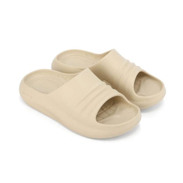 90%抗菌原料を配合した自社開発素材を使い、足底筋膜をリリースしてくれるようなM.PADを備えたスライドタイプ。素材：EVA生産国：韓国製カラー：Natural Sand
