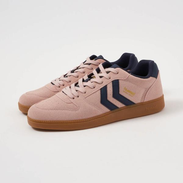 Handball Perfektはクラシックアーカイブで、hummelのインドアスポーツでの強固なポジションと歴史を表すアイテムでした。その特有のスリムなアウトソールデザインとシンプルなパネルアッパーが特徴です。 対象：メンズ・ユニセックス...