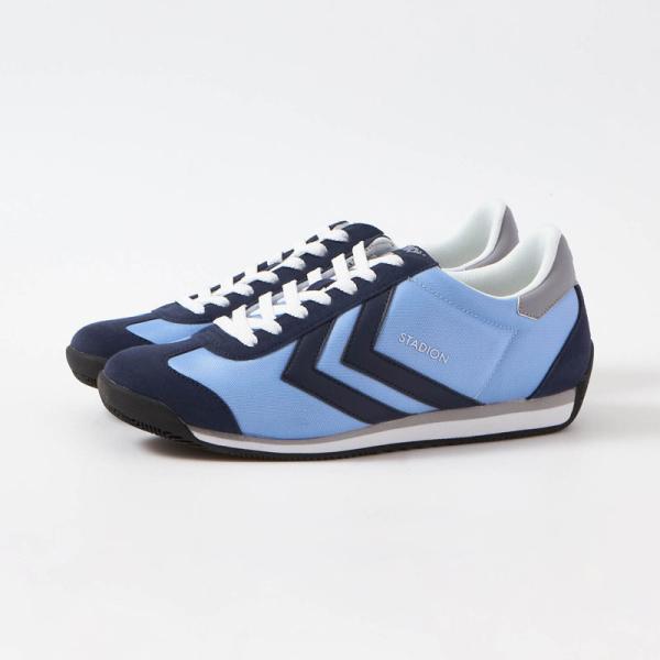 70年代に発売されたランニングシューズSTADIONのリバイバルモデル。当時のシルエットの特徴であったスリムでシンプルなデザインとEVAミッドソールとラバーソールの組み合わせがクラシックを感じさせるモデル。対象：メンズ・ユニセックス素材：合...