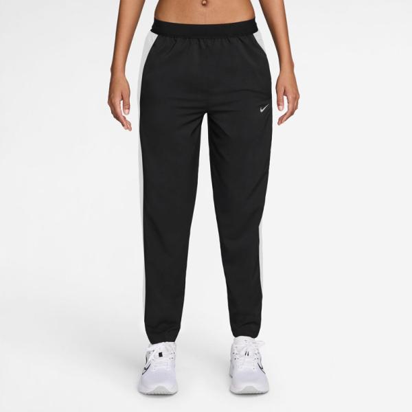 Nike Dri-FITテクノロジーが、肌から汗を逃がしてすばやく蒸発させ、さらりと快適な状態をキープ。超軽量で通気性に優れたなめらかな素材。後ろポケットは、ほとんどのスマートフォンを収納できるサイズ。ハンドポケットには必需品をすばやく出し...