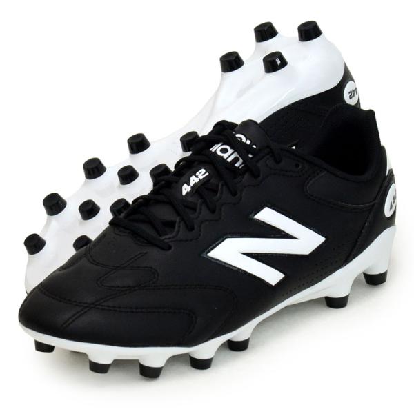 毎日の練習に最適なエントリーモデル 442 TEAM HG が V3 にアップデート。しなやかな素材感を持つマイクロファイバー材料をアッパーに採用し、心地よい履き心地を提供。トップモデルと連動した新しい HG プレートを開発し、硬いグランド...