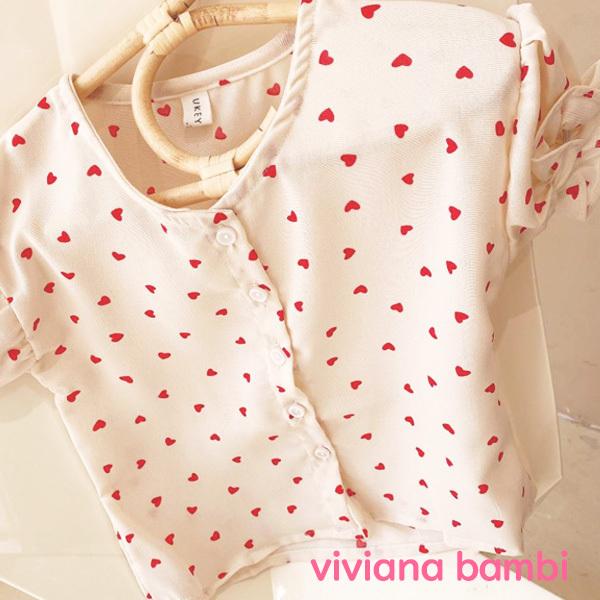 ■素材:綿　　■サイズ：100 110 120 130 春から夏にかけて大活躍のとっても可愛い刺繍ブラウス。羽織るだけでおしゃれに。デニムとの相性抜群！森ガール感漂うトップスです。※ボタンはそれぞれ柄の出方が変わります。100cm：着丈41...