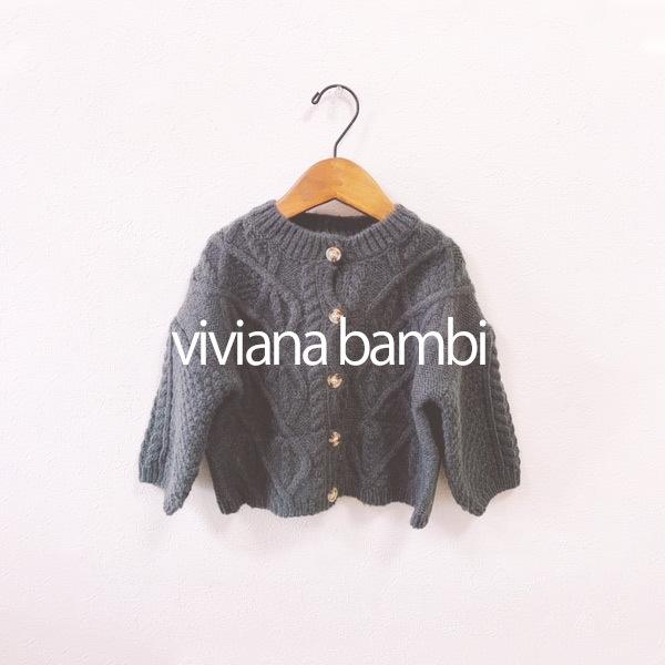 ■素材:アクリル■サイズ：100 110 120 130 140ボリュームのあるケーブル編みデザインが可愛いニットカーディガン。デニムやスカートに羽織るだけでトレンド感のあるオシャレコーデが完成します。100cm：着丈36.5cm/身幅41...