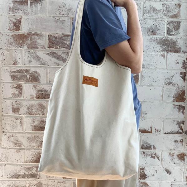 マルシェで新鮮な野菜や果物をごっそり買い込んだり、遊び道具やレジャーシートを無造作に詰め込んで勢いよく公園へ出かけたり。いつでもどこでも気兼ねなく使えるバッグの存在は、かなり心強い。コットン100%で、汚れても洗濯出来るのが嬉しいポイント。...