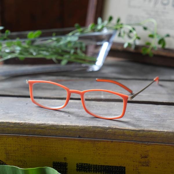 材質 :TR-90、ステンレススチール、アクリル樹脂原産国 :中国商品に関する注意事項■薄型でコンパクトサイズの小さな老眼鏡です。装着時の広がり具合で反りが見られる場合があります。製品特性としてご理解ください。【付属品】専用のフェルトケース...