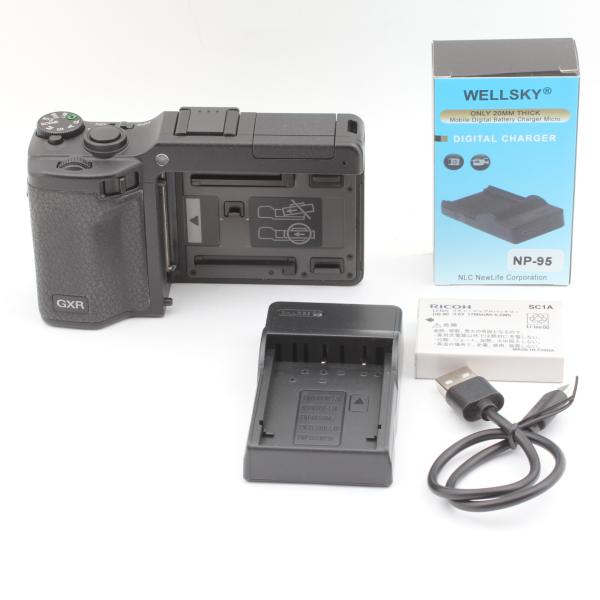 液晶にコーティング剥がれがあります。使用に伴うスレ傷はありますが、概ねキレイな状態です。動作は専門店にて確認済み。問題なくお使い頂けるコンデイションです。 付属品は写真のものが全てです。