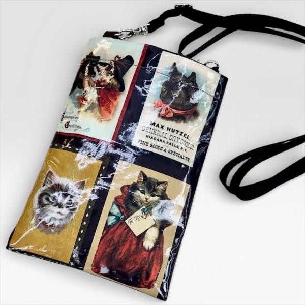 【サイズ(cm)】縦：約17.5横：12ストラップ：最長130【材質】本体：綿(PVC貼り)100%【商品説明】アンティークなポストカードに描かれた愛らしい猫をモチーフにした、ミニショルダーバッグ。まるでコレクションカードのように並ぶ猫柄は...