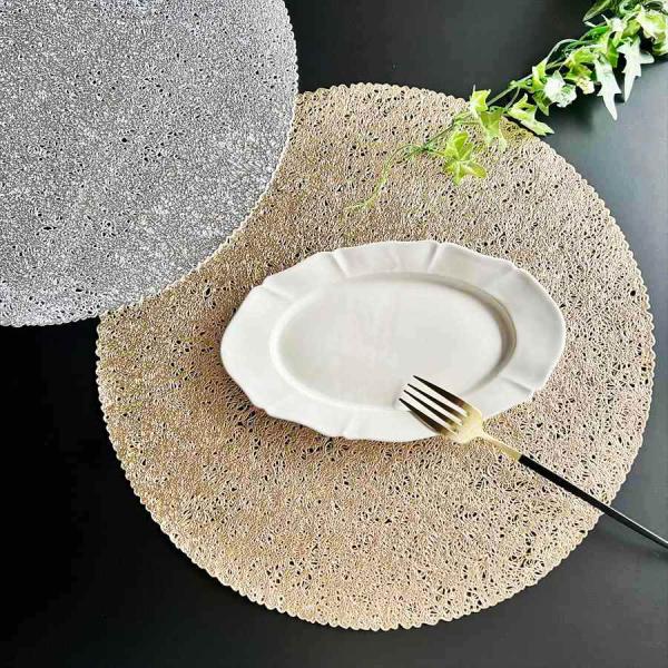 【サイズ(cm)】40φ【材質】塩化ビニール(PVC)【商品説明】繊細な糸を紡いだようなデザインが美しい、ラウンドタイプのPVCランチョンマット。光の角度によって上品にきらめくメタリックカラーが、テーブルを一瞬で華やかに演出します。和洋どち...