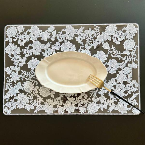 【サイズ(cm)】30.5×45.5【材質】ビニール【商品説明】繊細なフラワーレース模様が美しい、透明感のあるプレースマット。透け感のあるデザインがテーブルの素材を引き立て、上品で華やかな印象を演出します。両面で異なる雰囲気を楽しめるリバー...