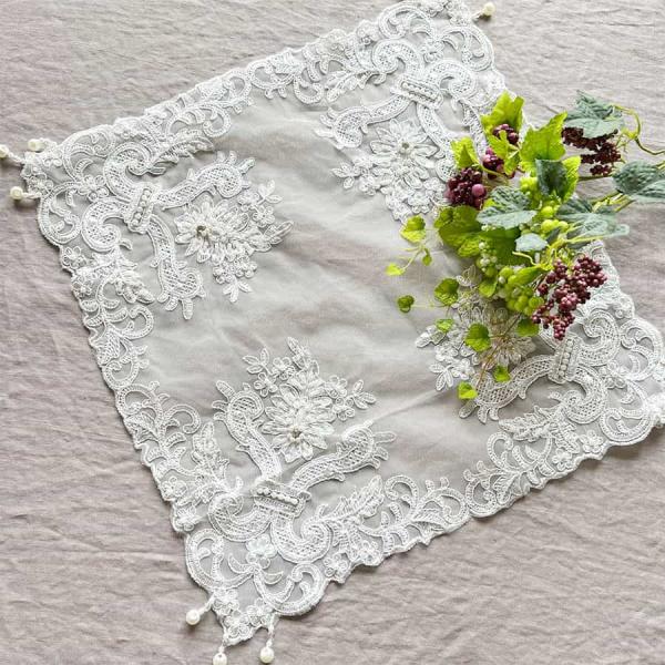 フレンチレース テーブルセンター 40×40cm 【サイズ(cm)】40×40【材質】100%ポリエステル、天然木 【商品説明】エレガントなレースのテーブルセンターです。純白のレースに、ハンドメイドでビーズ スパンコール フェイクダイヤの刺...