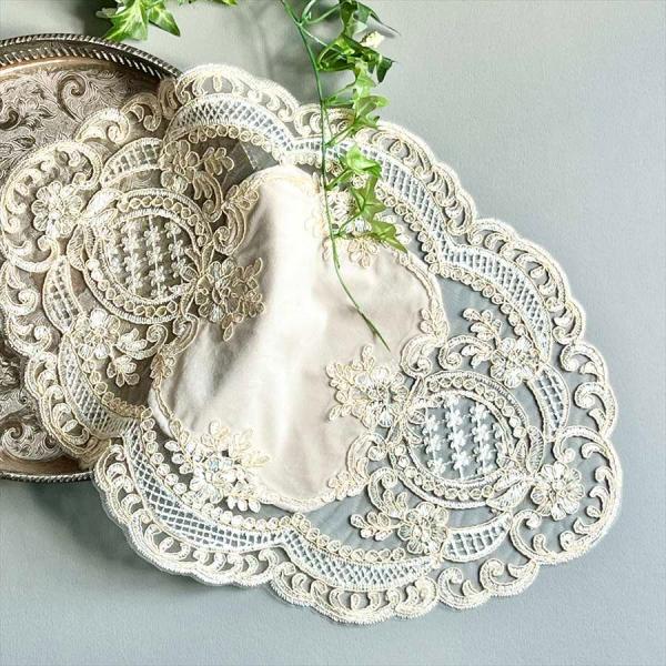 ドイリー 30×45cm イタリアンレース ベージュ【サイズ(cm)】30×45【材質】ポリエステル 【商品説明】美しいベージュと白糸の細やかな刺しゅうと、淡いベージュ系ニュアンスカラーのベロア生地のコンビネーションが上品なテーブルセンター...