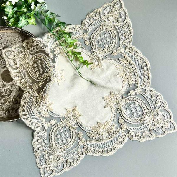 ドイリー 40×40cm イタリアンレース ベージュ【サイズ(cm)】40×40【材質】ポリエステル 【商品説明】美しいベージュと白糸の細やかな刺しゅうと、淡いベージュ系ニュアンスカラーのベロア生地のコンビネーションが上品なテーブルセンター...