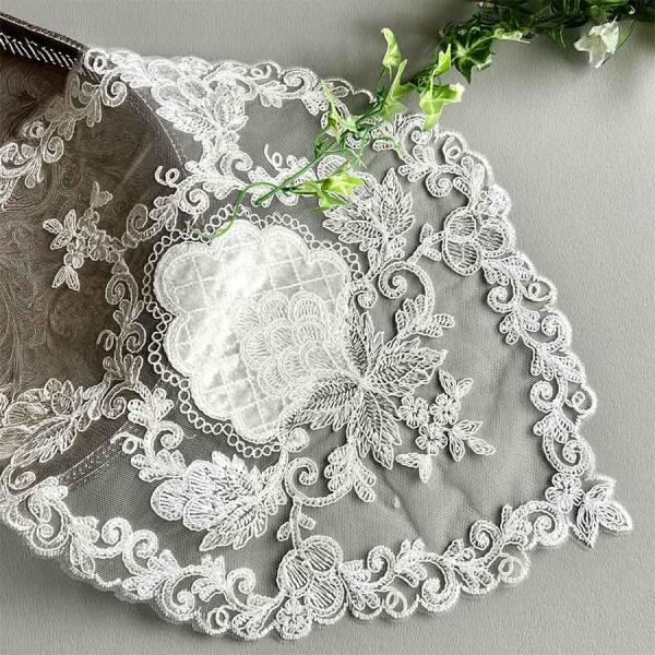 ドイリー 30×45cm イタリアンレース ホワイトテーブルセンター【サイズ(cm)】30×45【材質】ポリエステル 【商品説明】美しい純白の糸による細やかな刺しゅうと、純白のベロア生地のコンビネーションが上品なテーブルセンター。小ぶりなサ...