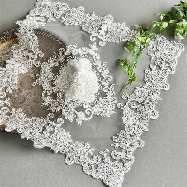 ドイリー40×40cm イタリアンレース ホワイト テーブルセンター【サイズ(cm)】40×40【材質】ポリエステル 【商品説明】美しい純白の糸による細やかな刺しゅうと、純白のベロア生地のコンビネーションが上品なテーブルセンター。小ぶりなサ...
