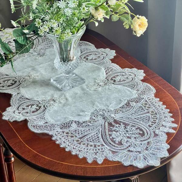 イタリアンレース テーブルセンター 42×86cm【サイズ(cm)】42×86【材質】ポリエステル 【商品説明】チュールレースに純白のベロア生地と刺繍を施した、可憐で美しいチュールレースのテーブルセンター。刺繍糸を大量に使った繊細で高級感の...