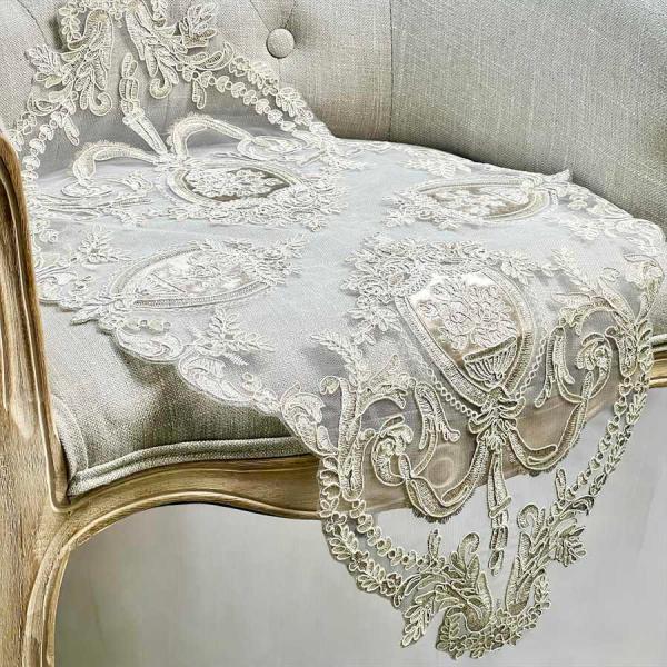 テーブルセンター 78×44cm オーナメントレース【サイズ(cm)】78×44c【材質】ポリエステル 100％【商品説明】繊細で立体感のあるフラワーモチーフが美しい、クラシックデザインのレースドイリー。ホワイトカラーの上品なレースが、空間...