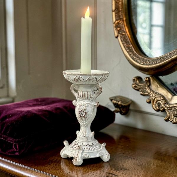 アンティーク調 キャンドルスタンド【サイズ(cm)】10φ×19H(cm)【材質】樹脂【商品説明】アンティーク調の美しい装飾が目を引く、クラシックデザインのキャンドルスタンドです。やさしいアイボリーカラーにアンティーク風の仕上げを施し、置く...