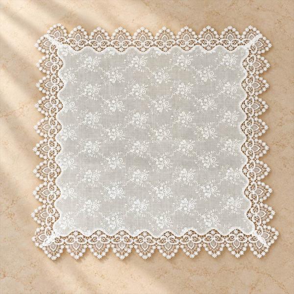 【サイズ(cm)】87×87【材質】ポリエステル 【商品説明】繊細な花柄刺繍と、四方を縁取る華やかなレースが美しいテーブルクロス。やさしい色合いと透け感が、テーブルに上品な表情を添えます。四隅まで広がるレースの装飾を楽しめる、優雅なデザイン...