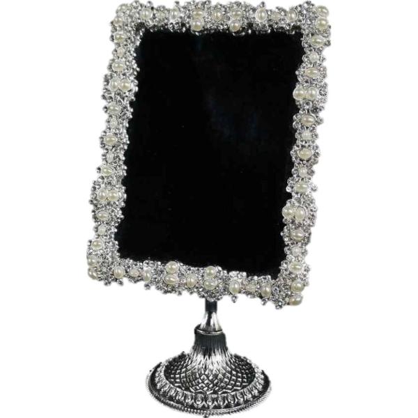 27.5X15(cm)パールとクリスタルのデコレーションがかわいいスタンドミラーです。上下にも、左右にも、角度が変えられます。合金製でしっかりとした重さがあり、化粧箱入りでギフトにもお勧めです。おしゃれ かわいい クラシック アンティークプ...