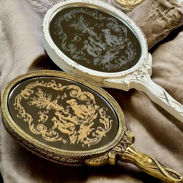 【サイズ(cm)】本体／25.5×9×1.5ミラー面／11.3×7.5【材質】樹脂、ミラー【商品説明】優雅な世界観をそっと映し出す、エッチング風デザインのクラシカルハンドミラー。片面は繊細な装飾を施したエッチング風プリントミラー、もう片面は...