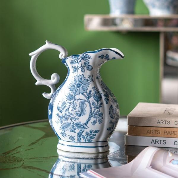 シノワズリ ピッチャー 花瓶【サイズ(cm)】23×12×高さ24.8【材質】磁器 100％【商品説明】白磁に青い花模様をあしらった、クラシカルで上品なピッチャー型ベース。優雅なハンドルデザインと柔らかな曲線のフォルムが、まるでアンティーク...