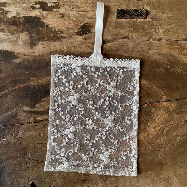 サシェバッグ 14×18cm 【サイズ(cm)】14×18【材質】チュールネット：ポリエステル100％刺しゅう糸：レーヨン100％レース：ポリエステル100％【商品説明】ポプリやサシェを入れてクローゼットに入れたり、お部屋に飾って頂けます。...