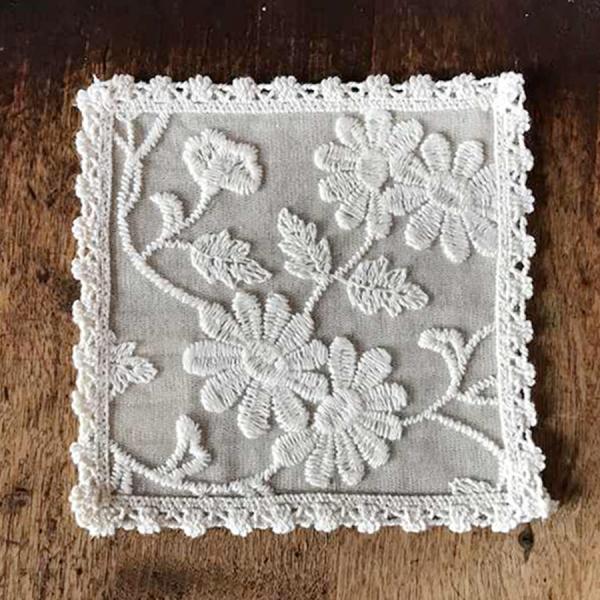 コースター Cotton Flower interior コットンフラワーシリーズ 【サイズ(cm)】12x12【材質】生地：ポリエステル80％、麻20％、チュールレース：ポリエステル100％、刺繍糸：綿100％【商品説明】亜麻色のコットン...