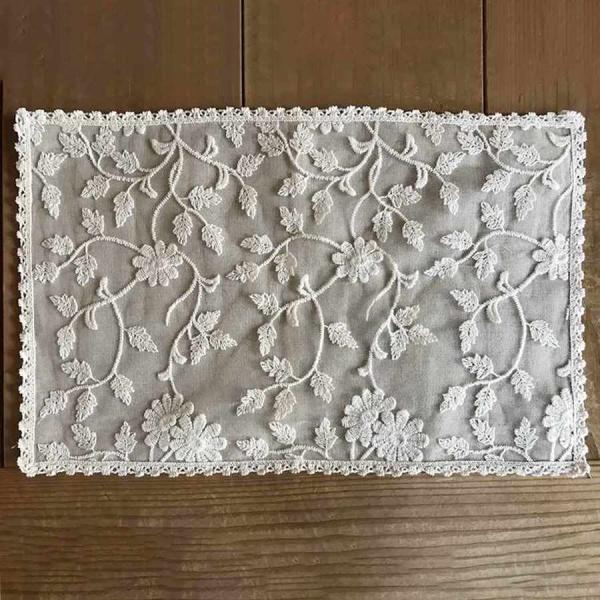 テーブルセンター Cotton Flower interior コットンフラワーシリーズ 【サイズ(cm)】25x40【材質】生地：ポリエステル80％、麻20％、チュールレース：ポリエステル100％、刺繍糸：綿100％【商品説明】亜麻色のコ...